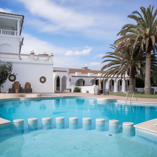 17 Ravishing Mediterranean Pool Designs – Rhythm of the Home