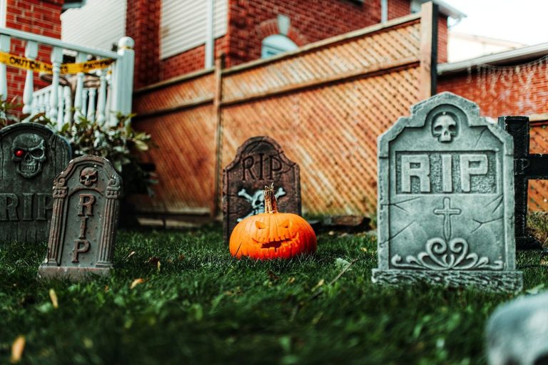 26 Spooky Ideas to Decorate a Haunted Garden This Halloween – Rhythm of ...