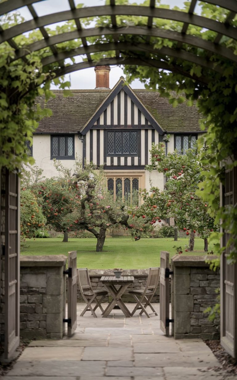 150 Beautiful Tudor Mansions – Rhythm of the Home